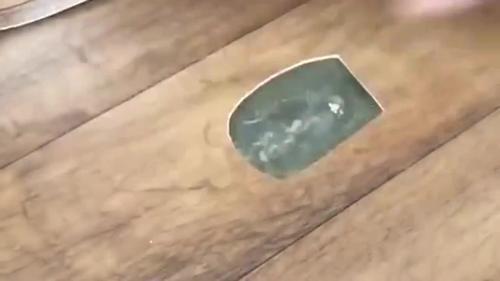 木地板划破了不用担心,可以学习一下老师傅的修复技术