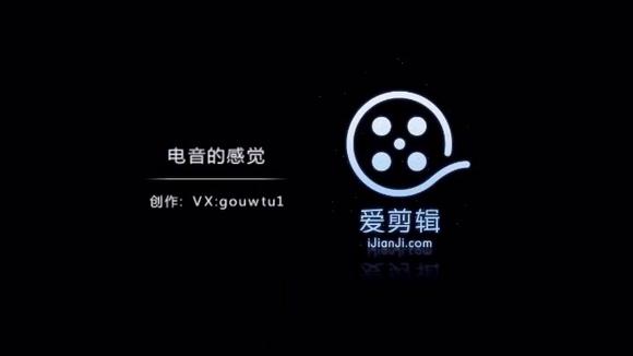 街头音乐家用水管改造的架子鼓打出了电音的感觉