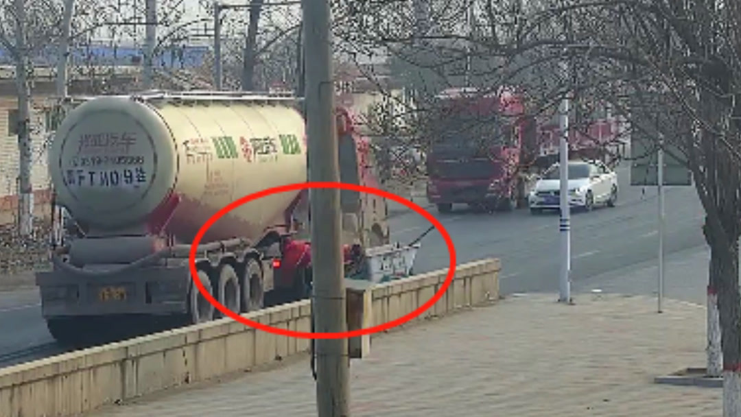 保定一电动三轮车转弯不让直行,撞上大货车,两男子受伤倒地