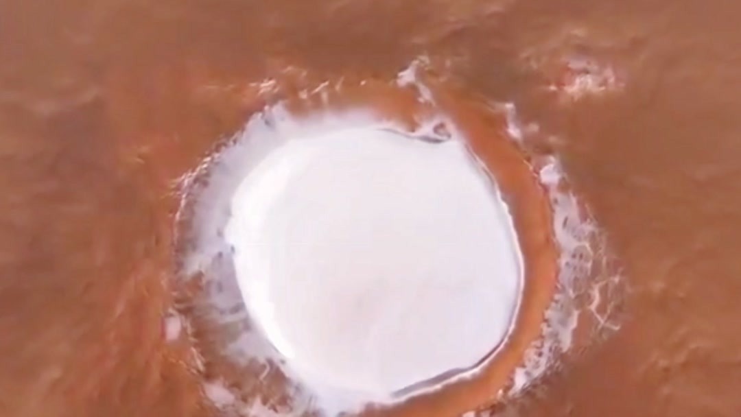 火星上也有冰湖?欧空局“火星快车”探测器拍摄下惊人影像