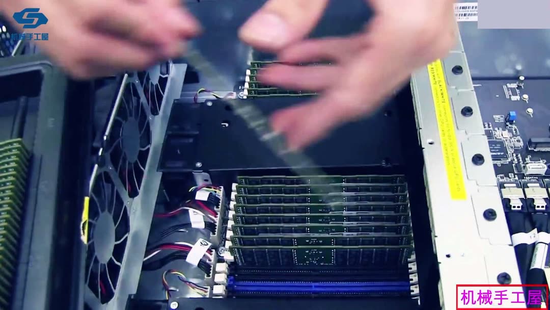 组装服务器主机,里边装的内存条和显卡也太多了吧!