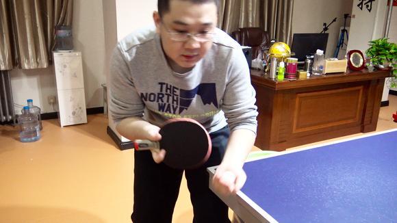 乒乓球直板教学视频 发左侧上旋球的技术动作要领