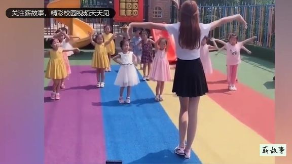 幼儿园老师带学生跳舞,节奏愉快