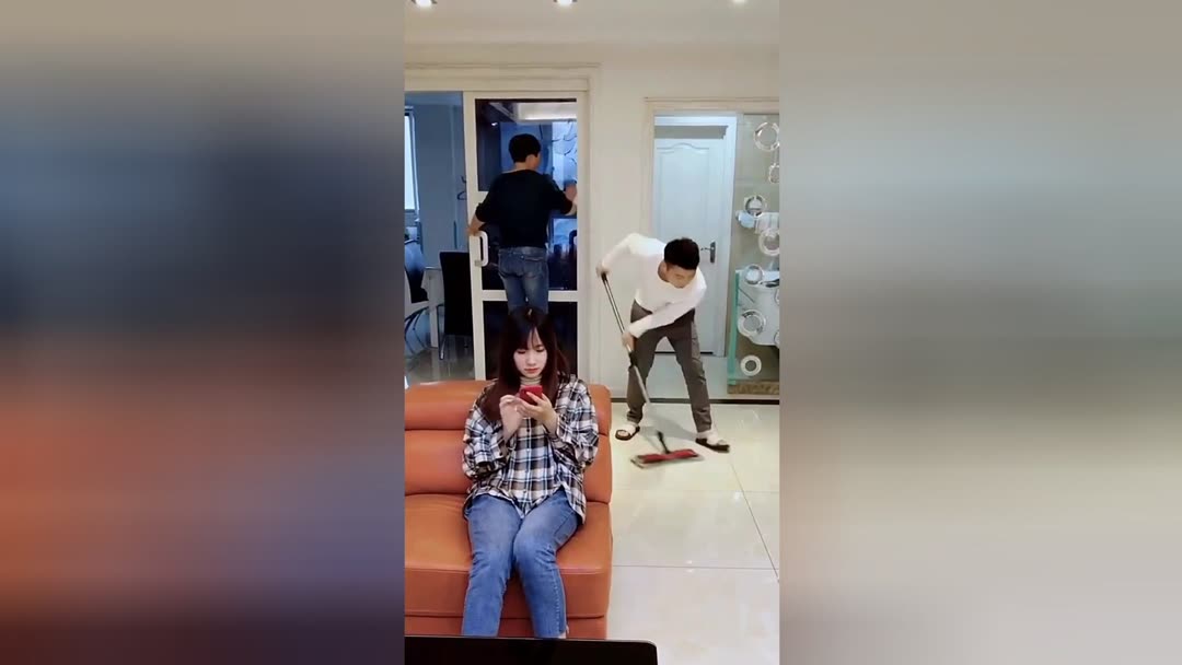 小视频:做家务也能玩出新花样,看看谁扭得最棒