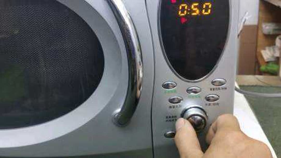 微波炉通电不加热看看师傅怎么维修的