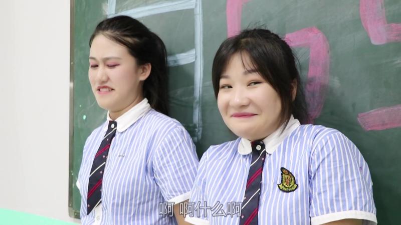 #搞笑视频#老师用俯卧撑来算成绩,没想同学们的表现太逗了!真是太...