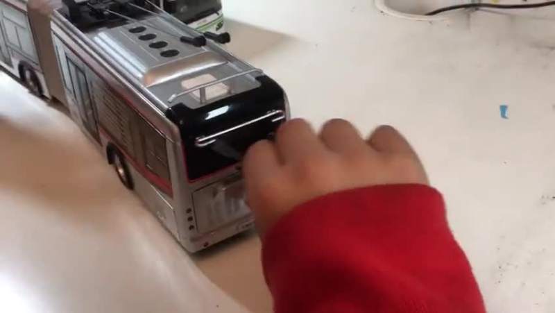 「方小弟模玩」1 42 上海宇通71路中运量公交车模型简单评测