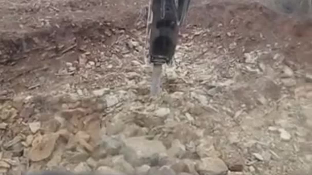 挖掘机打破碎锤