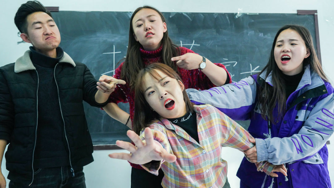 学校家长会,老师前面批评家长,后面却成了自己的批斗会