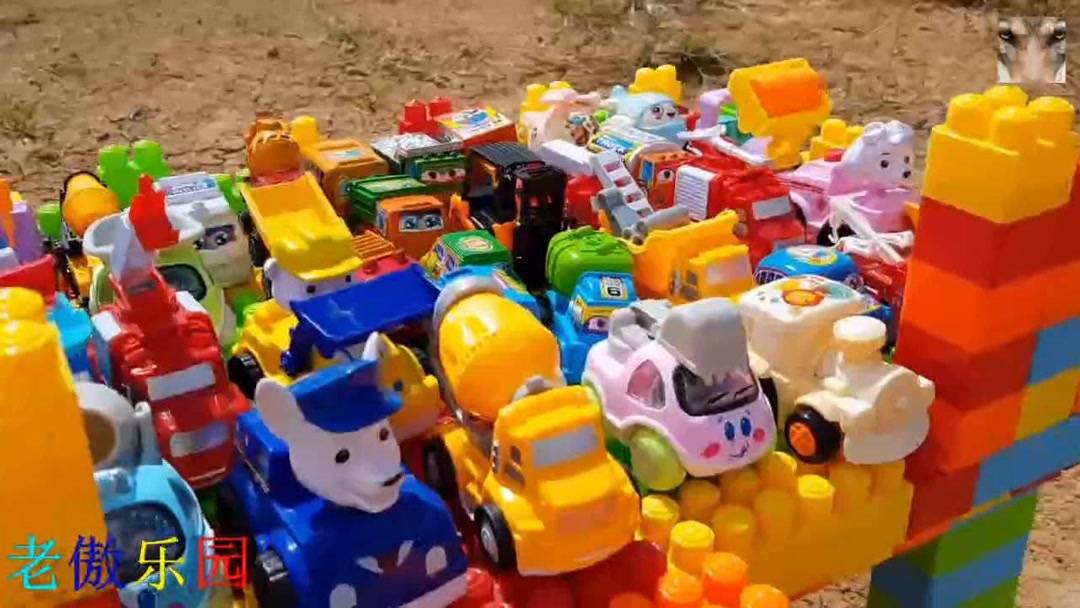 土方车运输小型挖掘机、吊车、水泥罐车到工地施工!