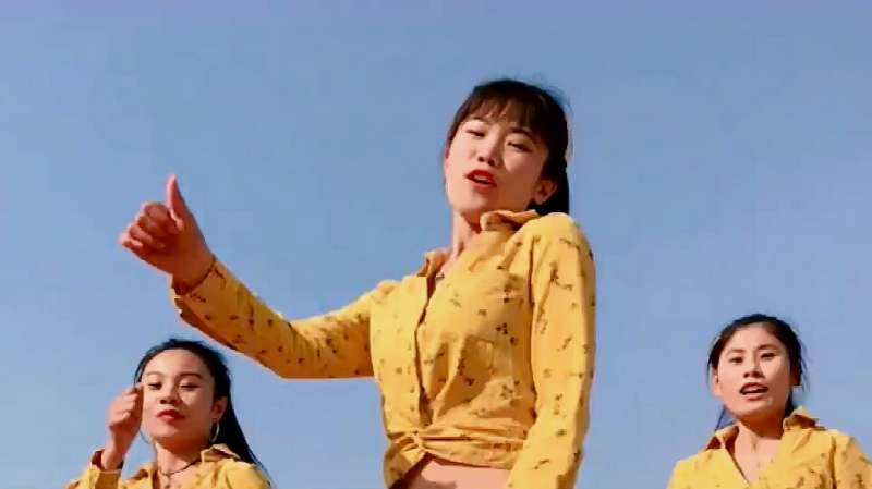 美女跳了一首《咚咚锵》,动感肉麻,好听