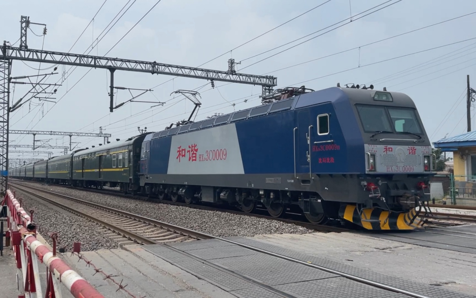 ...沈局沈段HXD3C0009牵引烟台-佳木斯的K1393次快速列车鸣笛通过