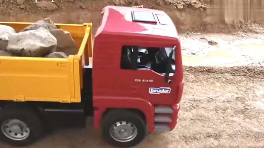 警车不小心撞到石头上翻车了,我们的挖掘机和大吊车来拯救它了