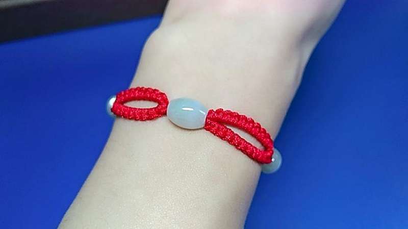 教你编一条有特色的翡翠转运珠手链,今年的本命年红绳手链就戴它