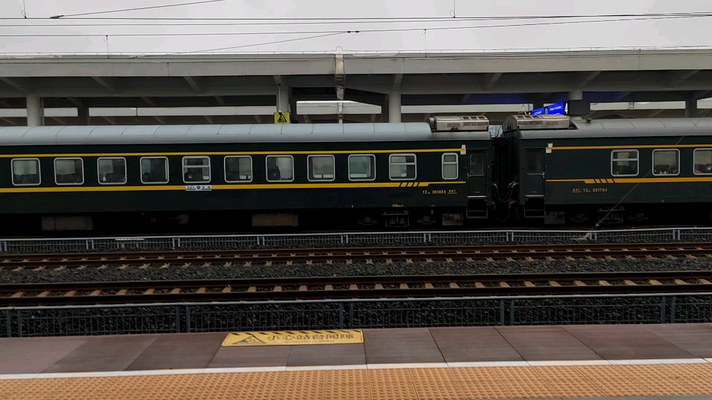 D4556次(佛山西站-重庆西站)本务广州动车段CRH2A2479+CRH2A...