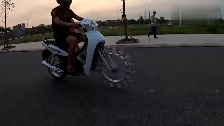 趣味实验:小伙用弹簧取代摩托车轮,踩下油门瞬间,画面有点搞笑