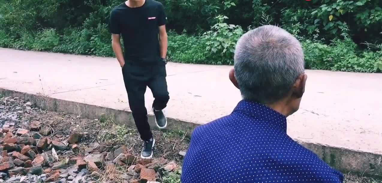 爆笑小哥问大爷和大妈是怎么认识的,大爷的回答亮了