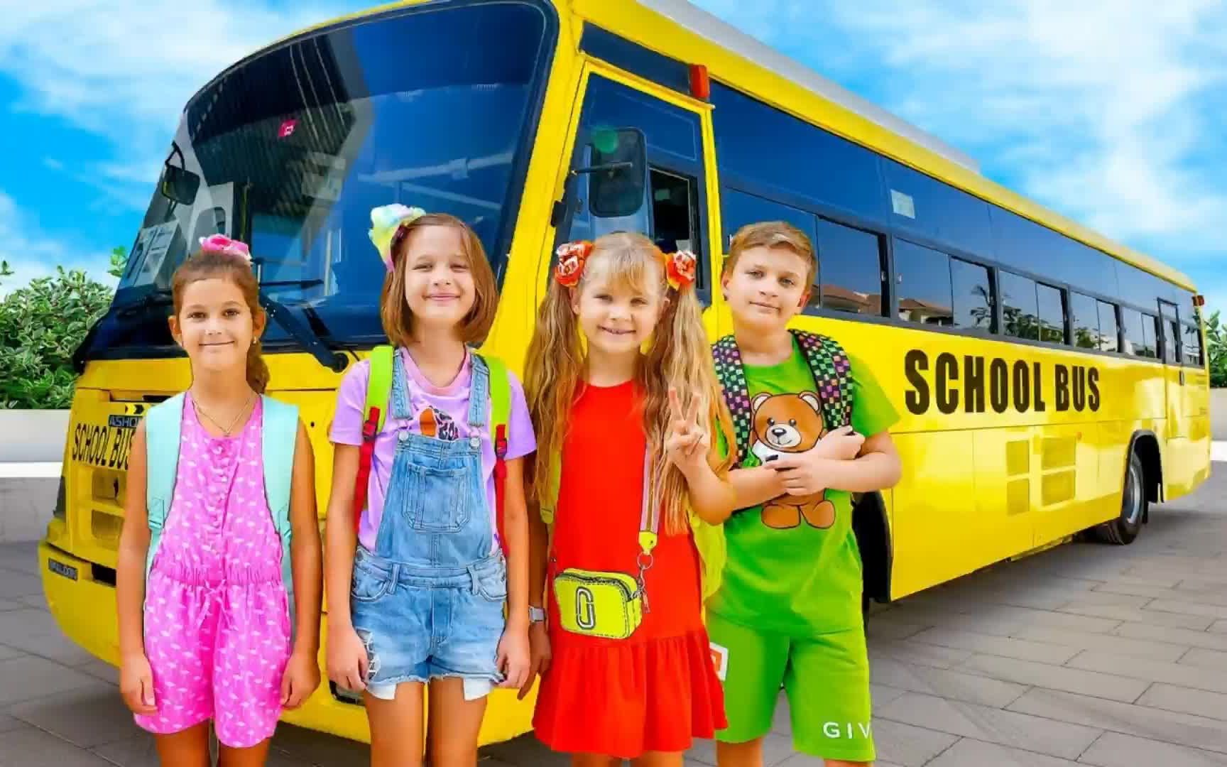 戴安娜小女孩和哥哥坐校车的安全规则一定要牢记,不要把手伸出窗外,...