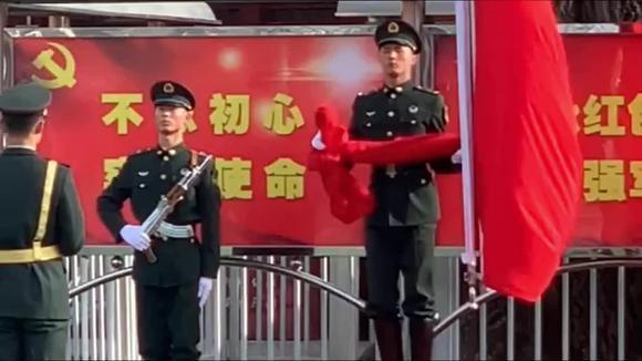 国旗手和护旗手练习扬国旗和收国旗,注意看收旗时的手法!