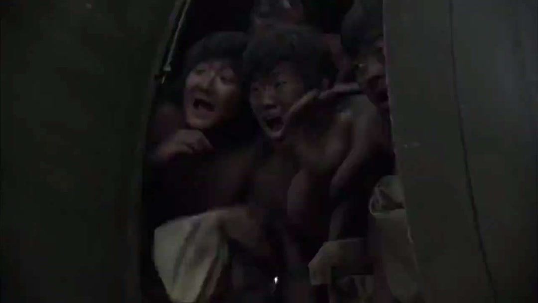 没坐过飞机的士兵,还没起飞就开始呕吐不止,遭到了众人的嘲笑