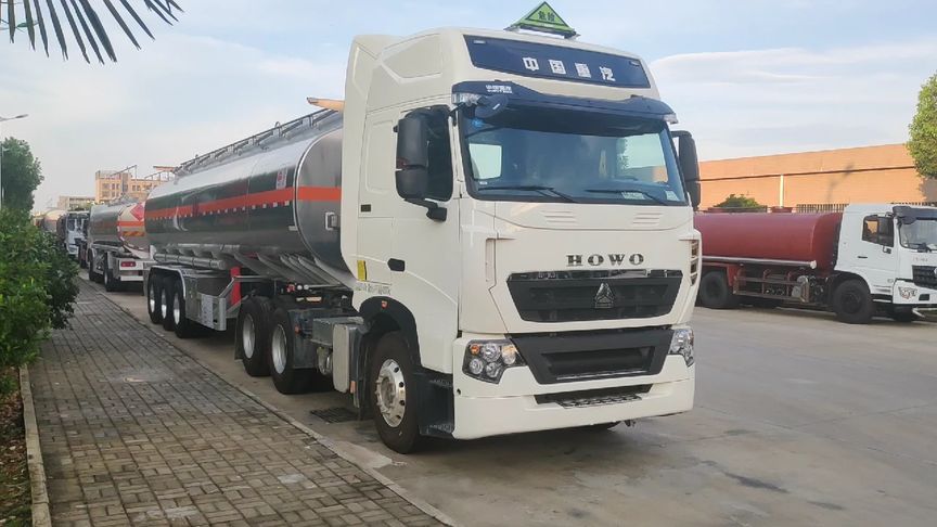 中国重汽豪沃高端牵引车挂载41.8方铝合金运油车半挂车