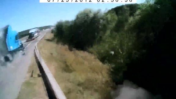 实拍大货车被另一货车猛撞下公路,悲惨翻车