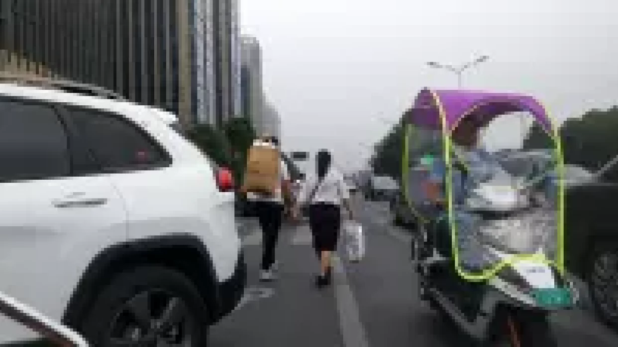 女生学骑电瓶车的技巧视频