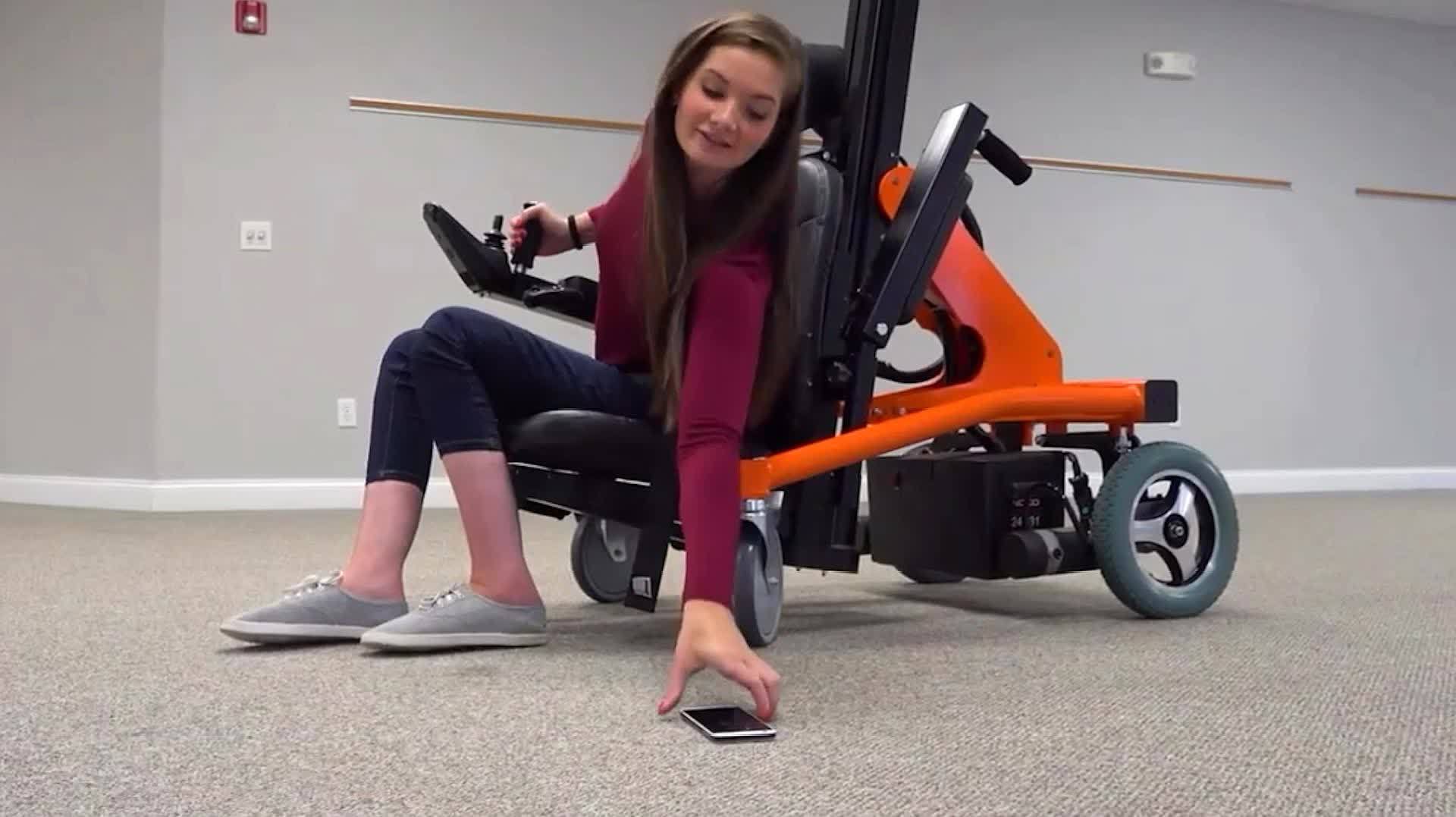 像升降机一样的电动轮椅,活动范围自由改变,换灯泡也能轻松解决