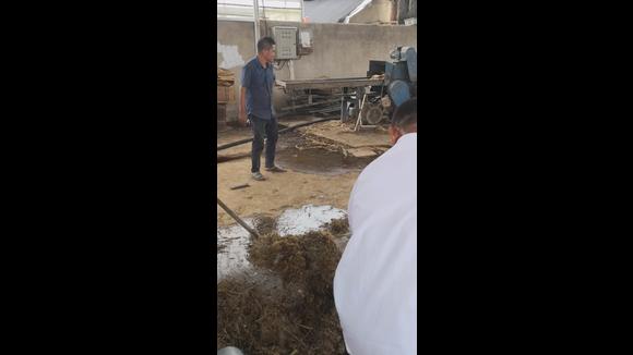 玉米秸秆间歇式碳化机,装料开始喽