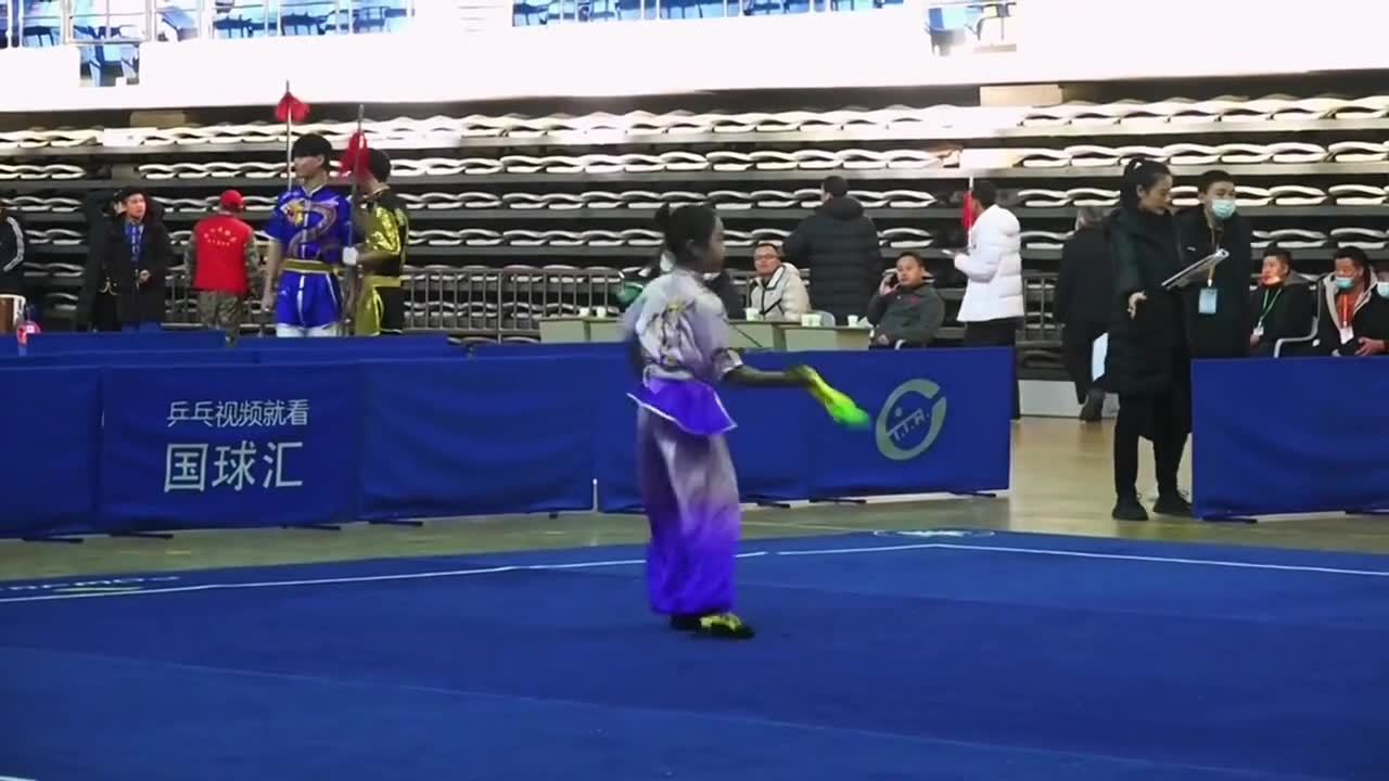 正在武术锦标赛表演刀术套路,动作行云流水一气呵成!