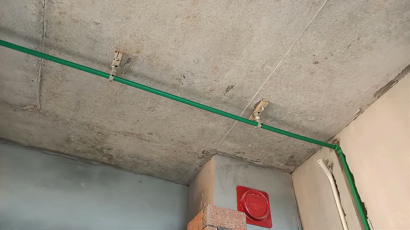 水管走顶不要买这样的管卡,水电工不好干活