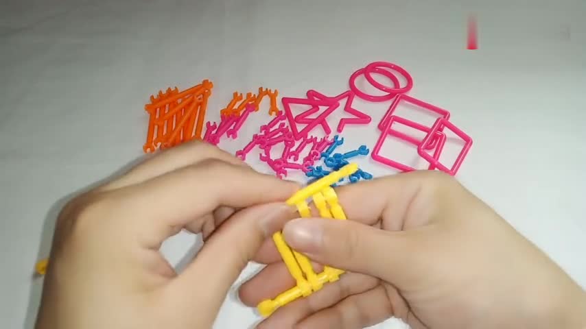 DIY创意手工,用聪明棒制作滑滑梯小乐园