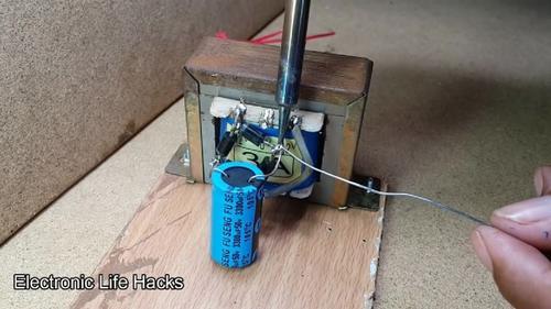 用晶体管2N3055通过变压器3A调节电压