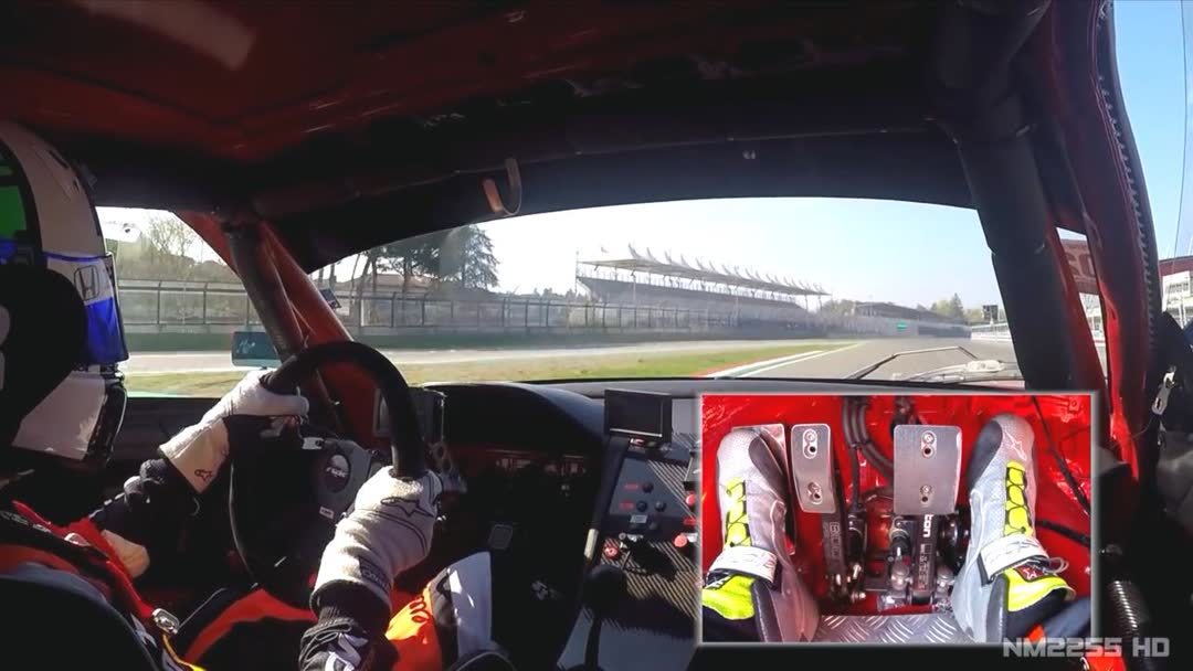 感受下职业赛车手的对汽车的操控,脚底功夫了得