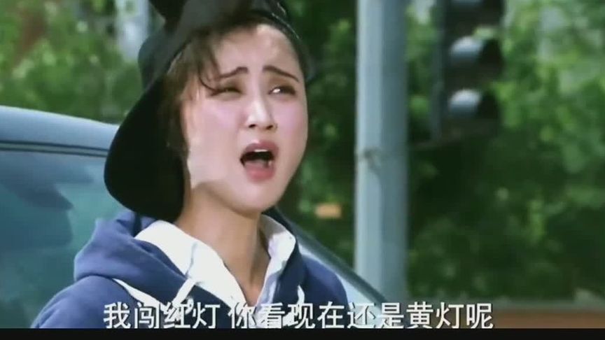 路虎撞上五菱之光,面包车面无全非