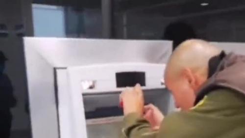 智能制造的自动化设备,小伙打开取款机的结构,里面居然有手机!