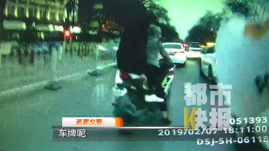两小伙骑电动车违章被拦停 一人竟是网上追逃人员