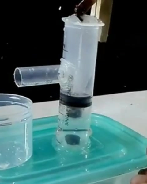 这才是手工帝,用注射器打造手动抽水机,动手能力真强