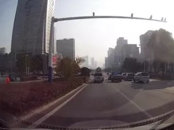 ...起:路遇手机哥,慢慢飘过来!——行车记录仪记录一生中遇到的交通事故!