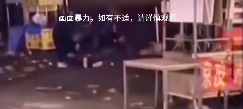 10月21号晚上,河北邯郸康德大排档暴力斗殴,场面如同香港黑帮电影,...