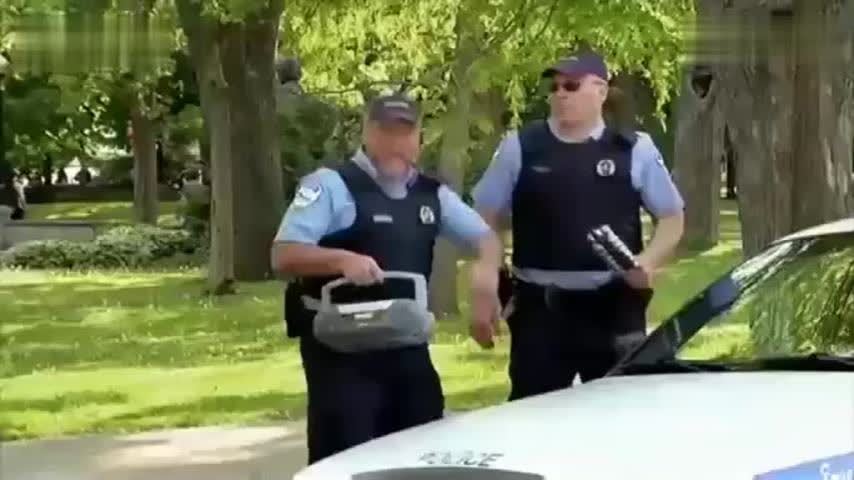 警察在路边给司机唱歌,在结束后开了一张罚单,结局真搞笑