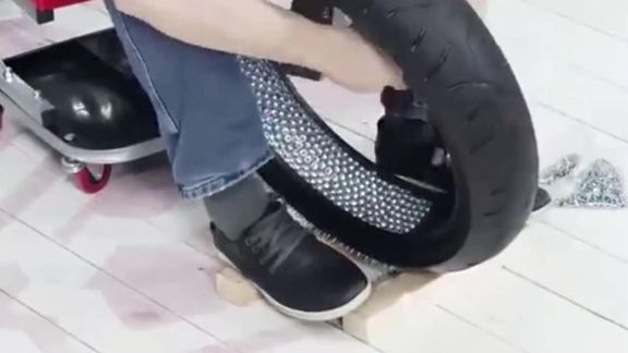 牛人一个简单的创造发明,以后再也不担心摩托车打滑了!