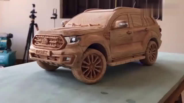 了不起的木工技术,用木头雕刻一辆汽车模型,成品简直太逼真了