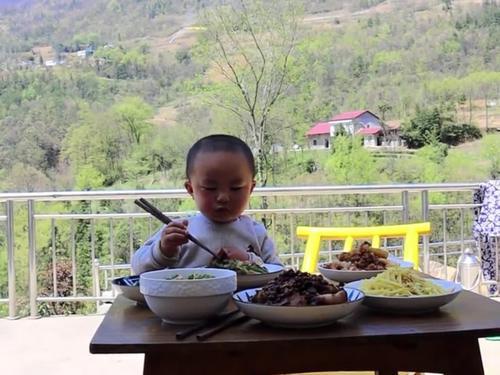 我们家得男子汉现在也要帮姑姑干活,自食其力了