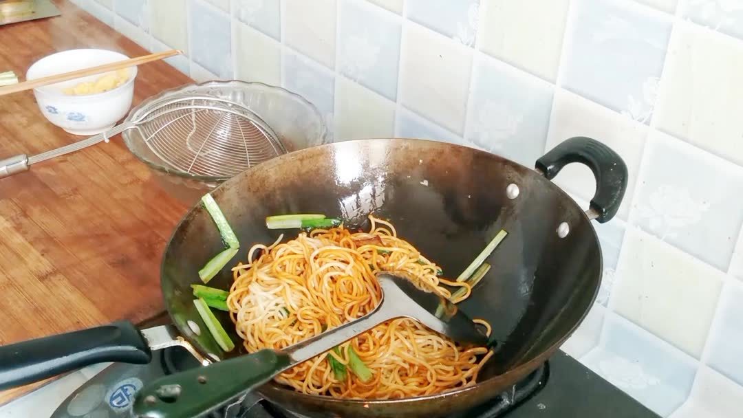 面条不要总是煮着吃了,这样做比煮的好吃一百倍,方便又简单!