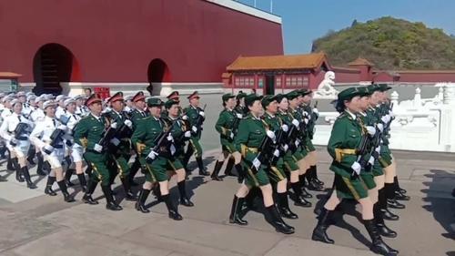 天安门广场拍到的这一幕,三军仪仗队排练升国旗仪式,每一个动作都...