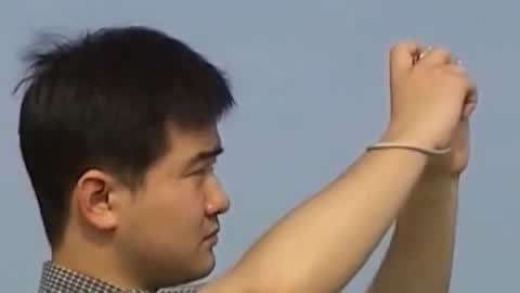 男子拍到不明飞行物,天空出现神秘发光带,越来越来亮又突然消失