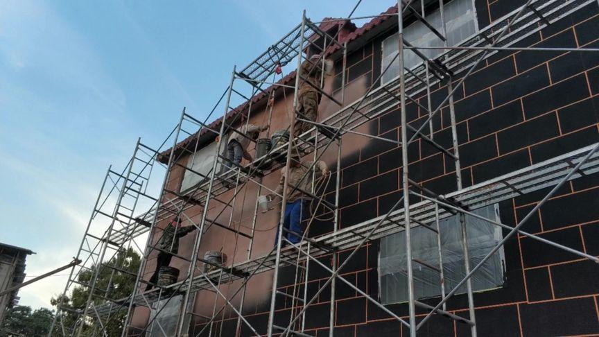 遇到农村小别墅外墙装修,用的真石漆三十一方,我觉得比贴瓷砖强