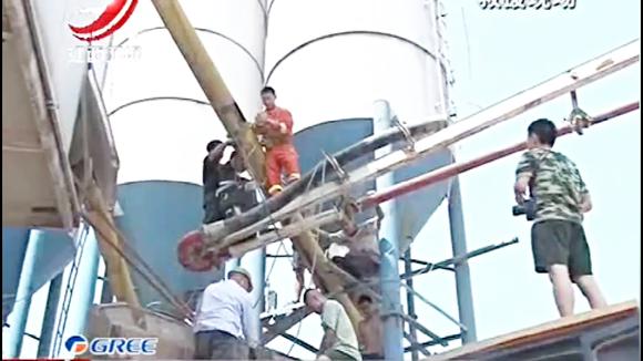 水泥凝固无法看见男子手臂,消防队员用扩张器,可还是毫无作用