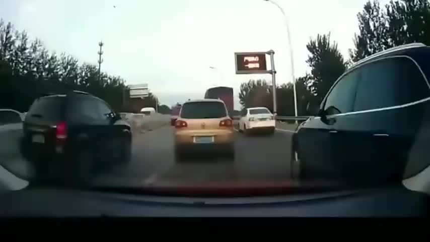 行车记录仪:女司机开SUV乱别车,女司机升级版的威力有多猛?